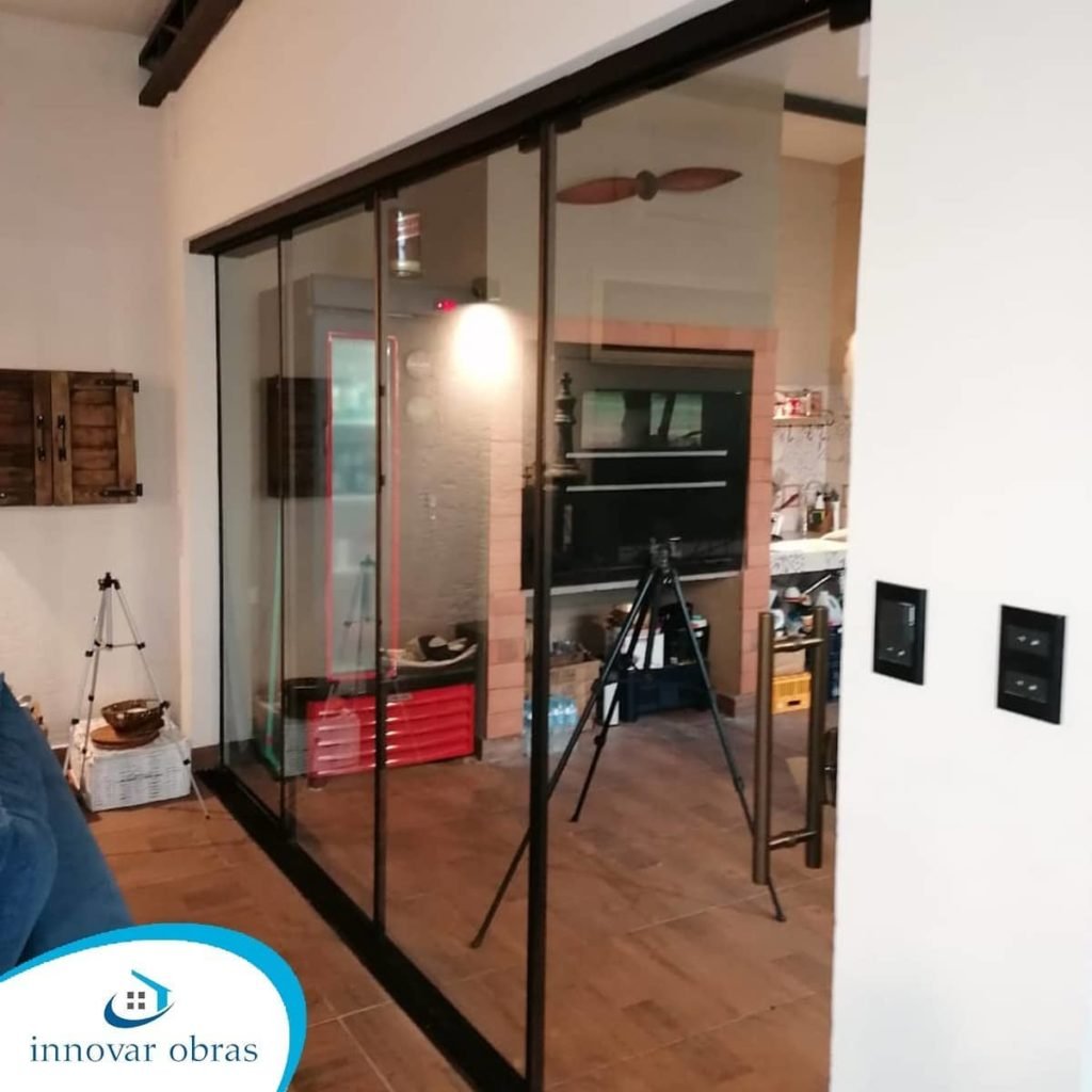 Colocación de vidrios templados - Innovar Obras