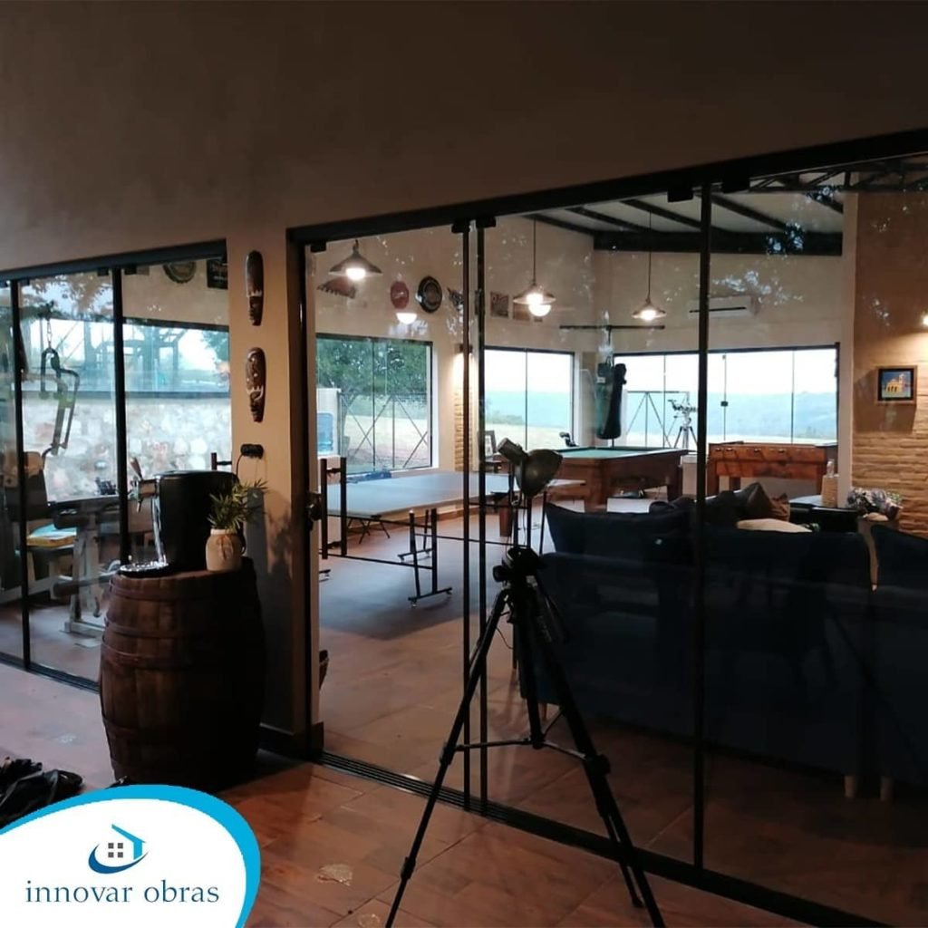 Colocación de vidrios templados - Innovar Obras